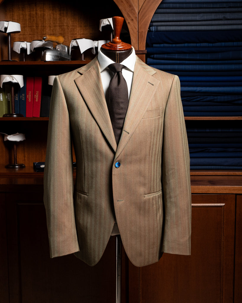 Abito Giotto Solaro Rosso: Stile Business Innovativo